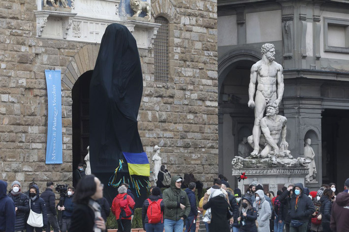 Ucraina, il David di Piazza Signoria coperto con un drappo nero in ...