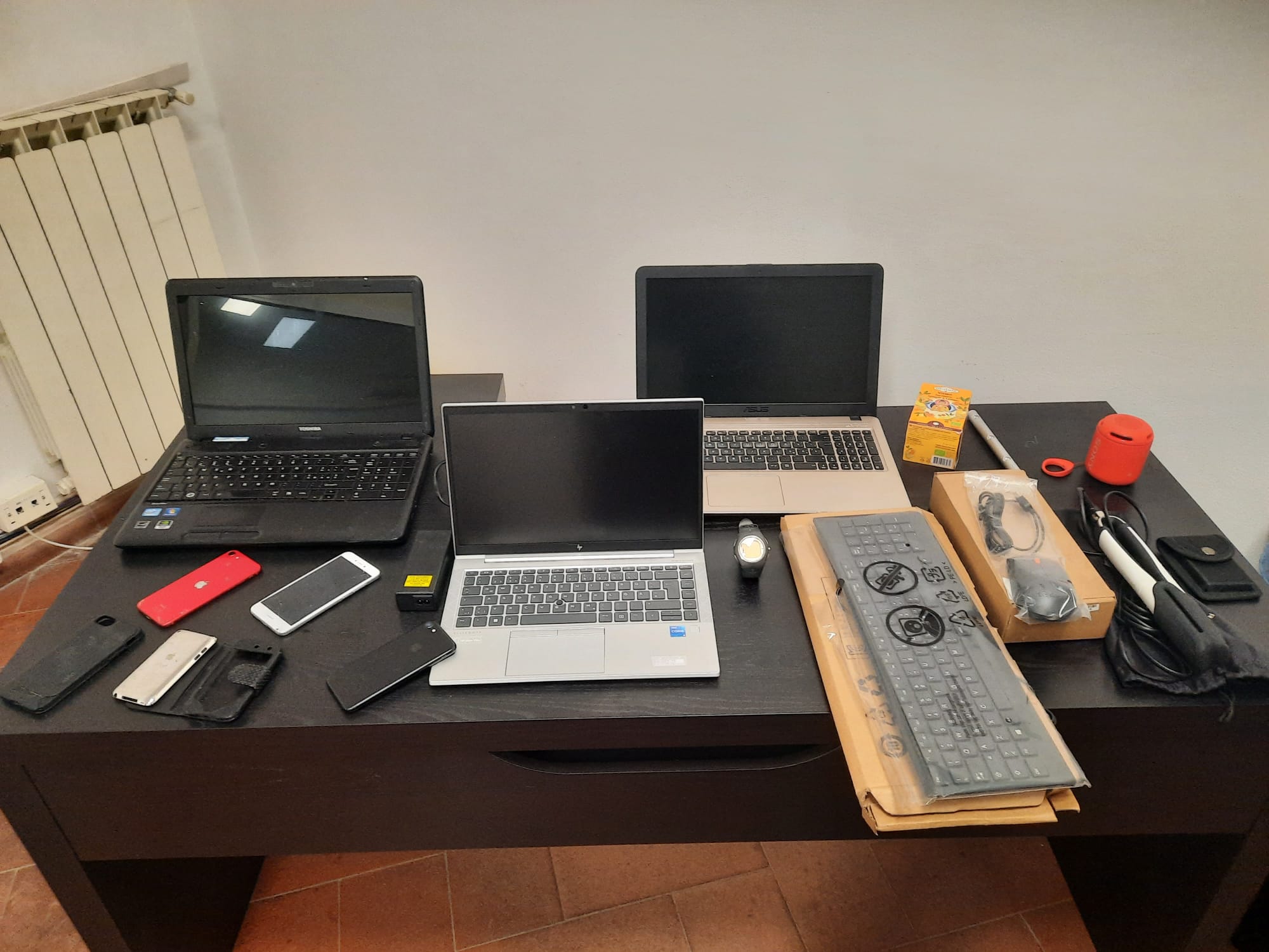 Nel container che serviva per i tamponi c'era un magazzino di roba ...