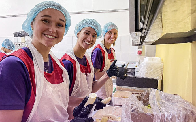 Le calciatrici della Fiorentina volontarie alla mensa della Caritas - La Martinella di Firenze